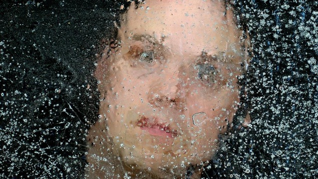 Un homme signe un contrat de cryogénisation en Colombie-Britannique ...