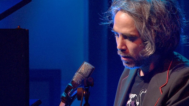 Patrick Watson en prestation à Tout le monde en parle | ICI.Radio-Canada.ca