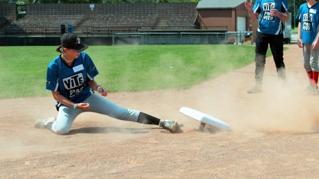 Video | Vite pas vite | Épisode | Baseball 101 : glissade au but et balles au vol | ICI Radio ...