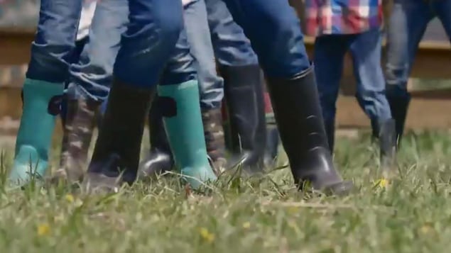 Video | Arthur L'aventurier | Épisode | Chanson : La danse des bottes ...